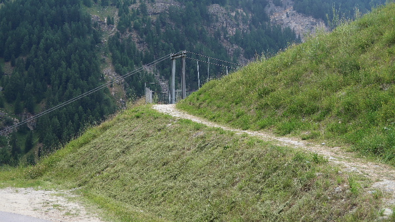 Passerelle suspendue de Zinal, pont franchissant le Torrent de Pétérey ...