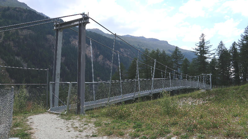 Passerelle suspendue de Zinal, pont franchissant le Torrent de Pétérey ...