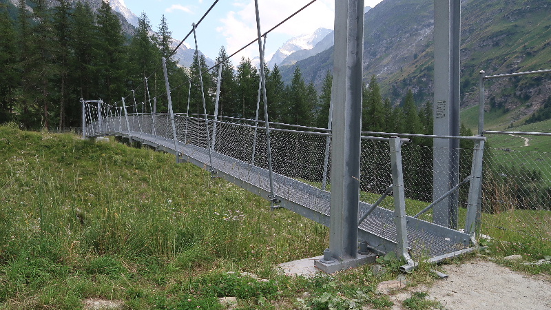 Passerelle suspendue de Zinal, pont franchissant le Torrent de Pétérey ...