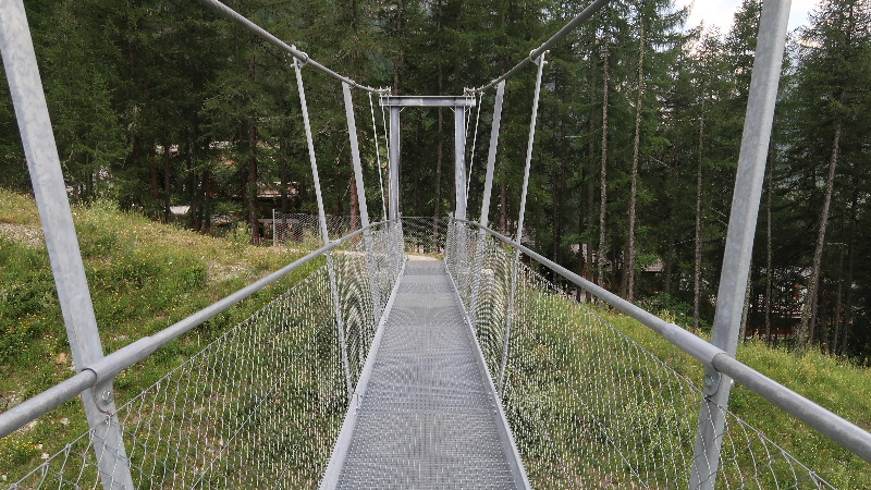 Passerelle suspendue de Zinal, pont franchissant le Torrent de Pétérey ...