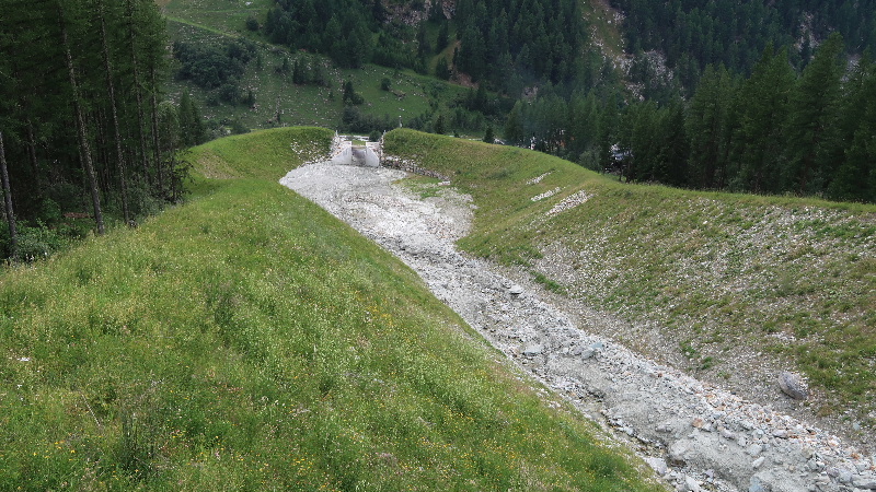 Passerelle suspendue de Zinal, pont franchissant le Torrent de Pétérey ...