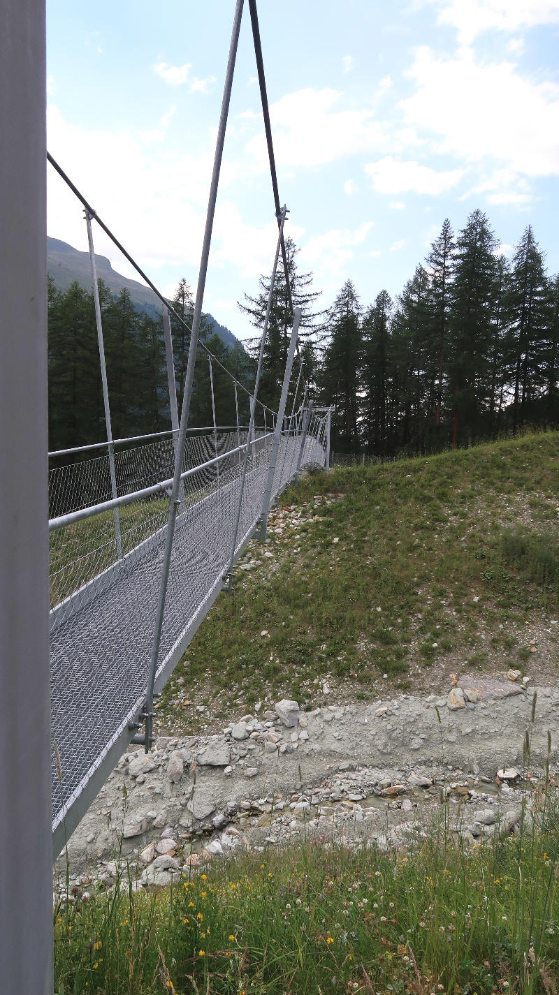 Passerelle suspendue de Zinal, pont franchissant le Torrent de Pétérey ...
